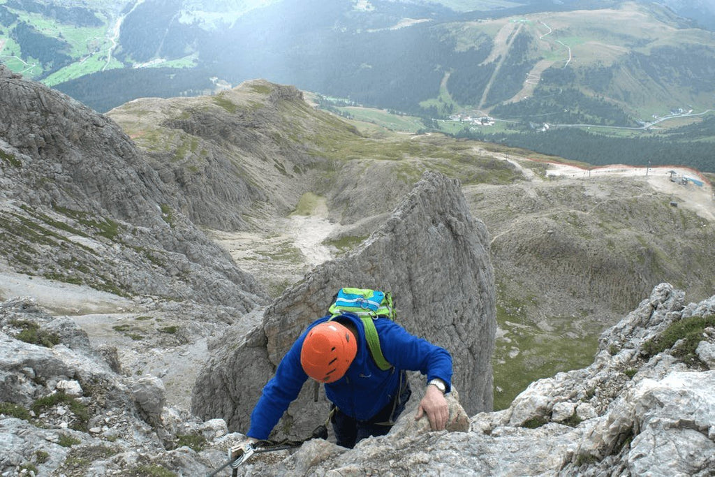 6 Features Every Mountain Climber’s Backpack Must Have – Light Hiking Gear
